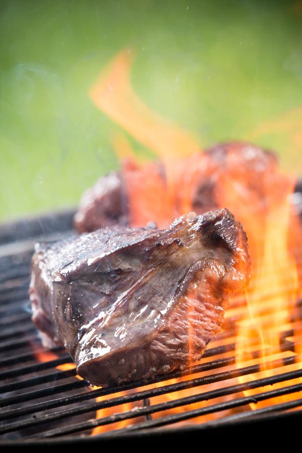 Rindfleischsteaks Auf Dem Grill Mit Flammen Stockfoto - Bild von ...