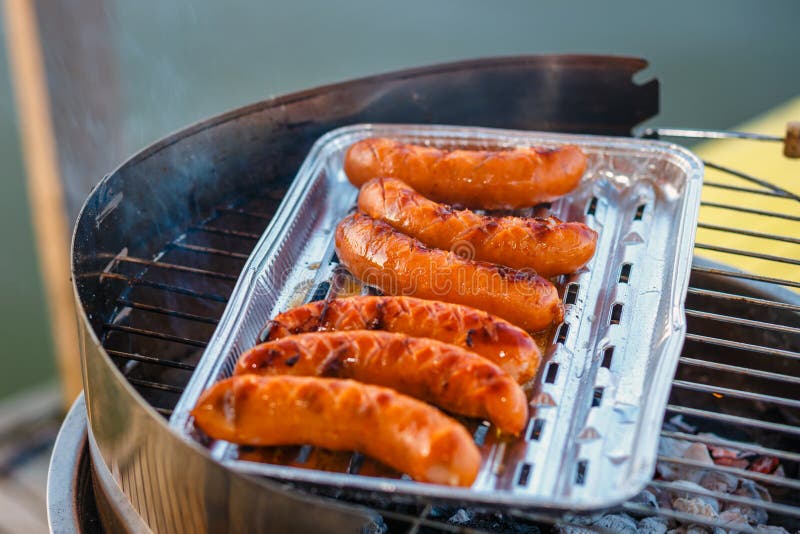 Gegrillte Wurst Auf Dem Lodernden Grill Stockbild - Bild von hitze ...
