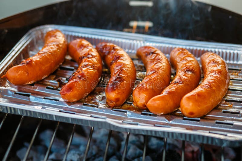 Gegrillte Wurst Auf Dem Lodernden Grill Stockbild - Bild von mahlzeit ...