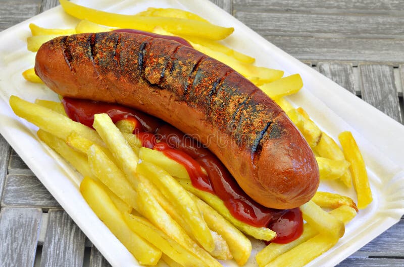 Gegrillte Wurst Mit Ketschup Und Pommes-Frites Stockfoto - Bild von ...