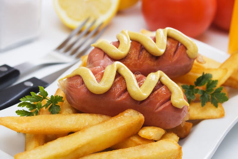 Gegrillte Wurst Mit Pommes-Frites Stockbild - Bild von senf, gegrillt ...