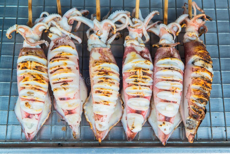Gegrillter Kalmar stockfoto. Bild von essen, nave, frisch - 33849366
