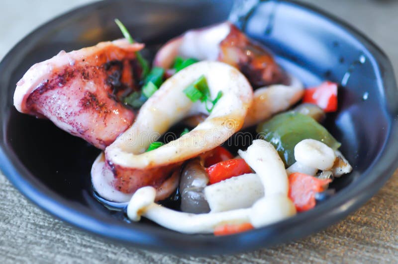 Gegrillter Kalmar Oder Angebratener Kalmar, Kalmarsalat Stockbild ...