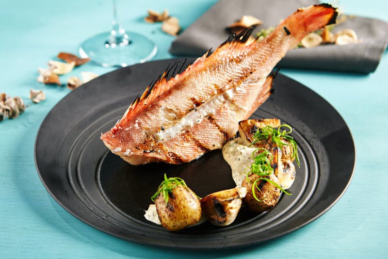 Gegrillter Seebarsch stockbild. Bild von teller, makrele - 104300349