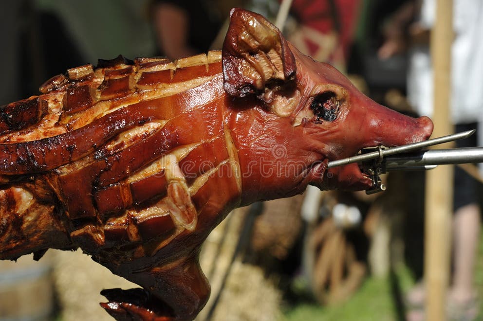Grillferkel stockfoto. Bild von feuer, backen, essen - 33479204
