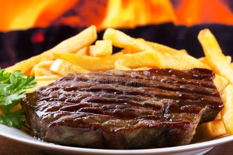 Gegrilltes Fleisch Mit Pommes-Frites in Einer Wanne Stockfoto - Bild ...