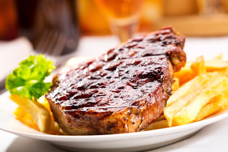 Gegrilltes Fleisch Mit Pommes-Frites in Einer Wanne Stockfoto - Bild ...