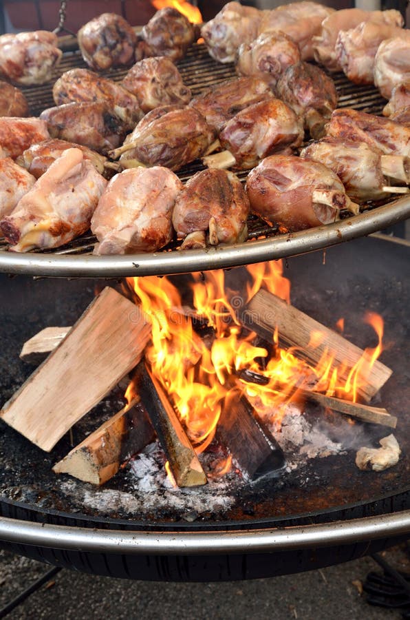 Gegrilltes Fleisch stockfoto. Bild von fleisch, wurst - 43896706