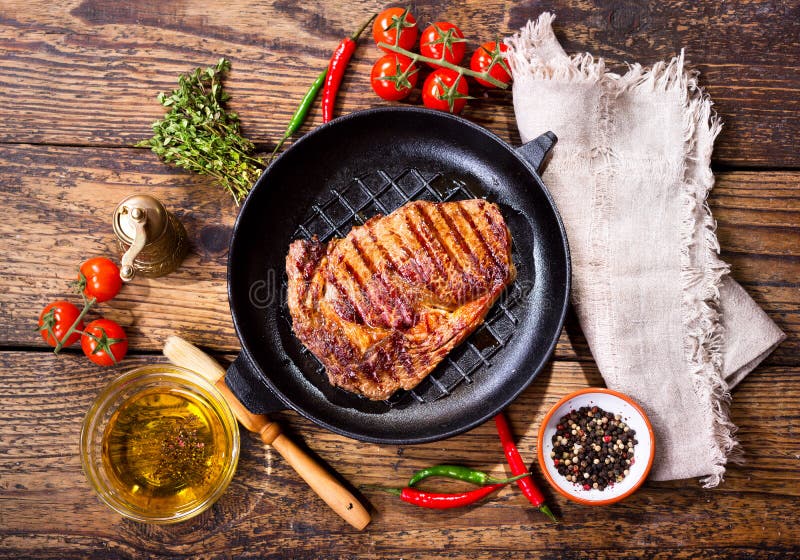 Gegrilltes Fleisch in Einer Wanne Auf Holztisch Stockfoto - Bild von ...