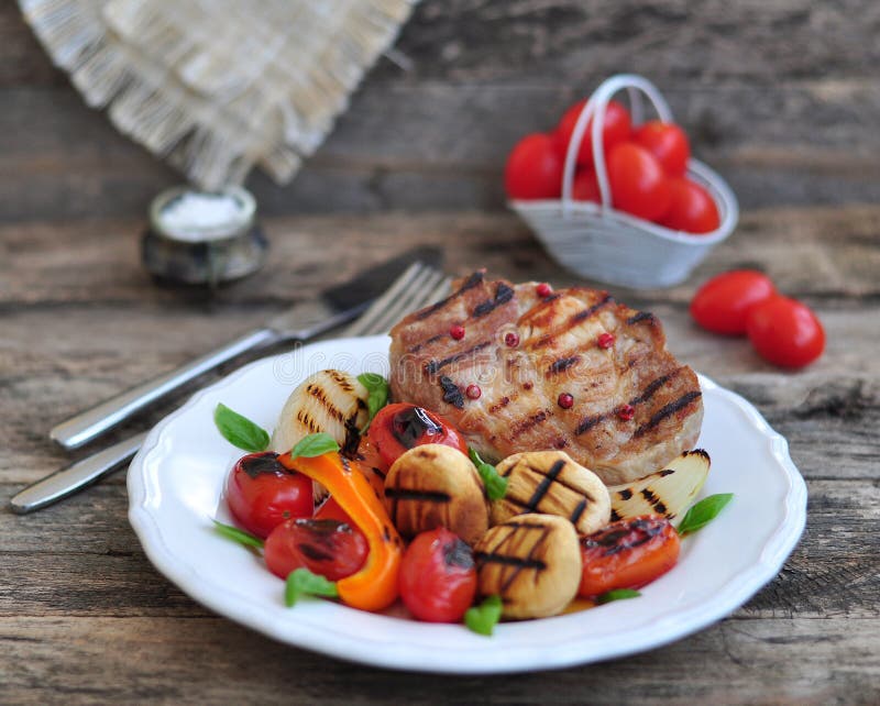 Gegrilltes Fleisch Und Gemüse Stockfoto - Bild von basilikum, gegrillt ...