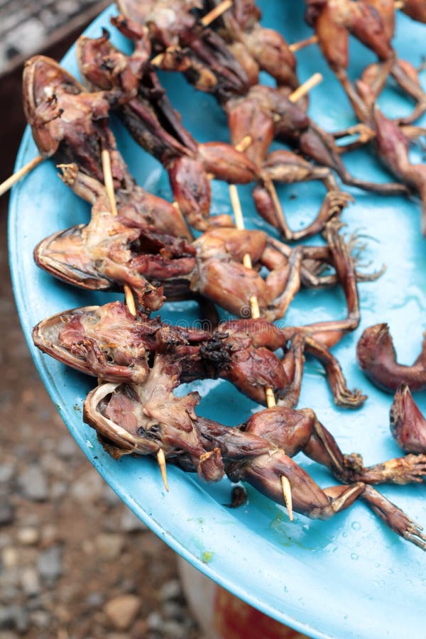 Gegrillte Froschschenkel Auf Der Weißen Jury Stockfoto - Bild von ...
