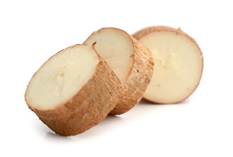 Gehackte und ganze Manioka stockfoto. Bild von stärke - 99469946