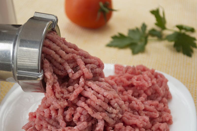 Gehacktes Fleisch stockfoto. Bild von gehackt, vorbereitung - 27215096