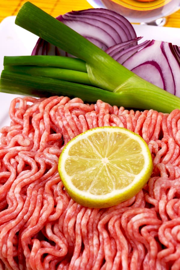 Gehacktes Fleisch stockfoto. Bild von essen, rezept, kalorie - 44031638