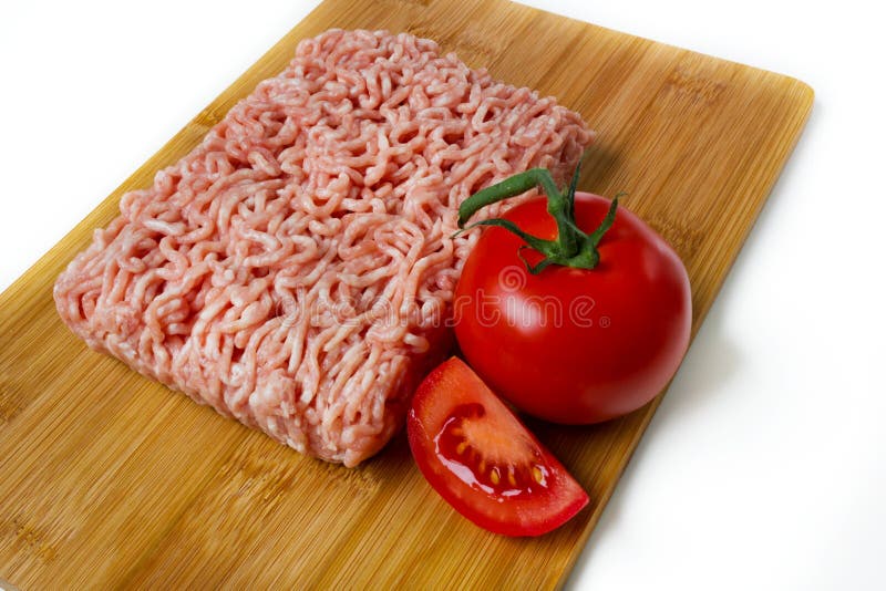 Gehacktes Fleisch Auf Einem Ausschnittvorstand Mit Tomate Stockfoto ...