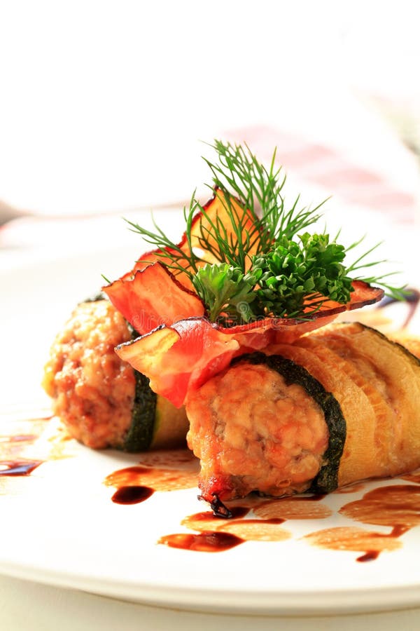 Gehacktes Fleisch Eingewickelt in Der Zucchini Stockbild - Bild von ...