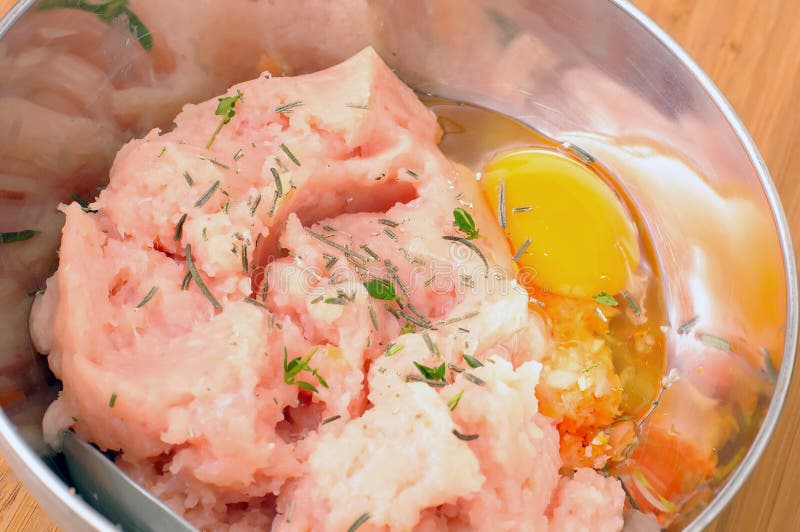 Gehacktes Huhn mit Ei stockfoto. Bild von fett, ungekocht - 38394664
