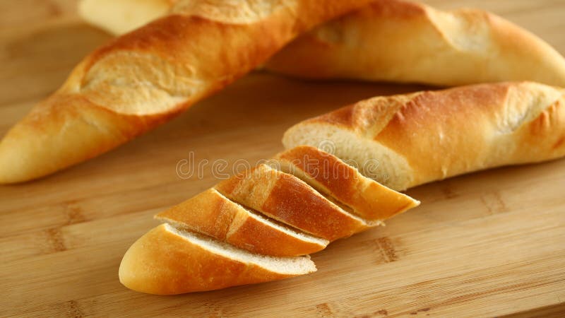 Gehacktes Langes Brot Auf Hölzernem Schneidebrett Stockfoto - Bild von ...