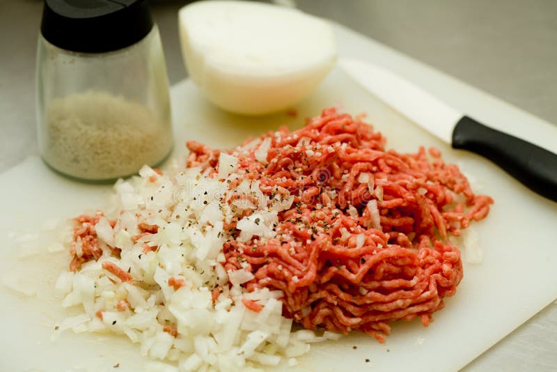 Gehacktes Rindfleischfleisch Mit Zwiebel Stockbild - Bild von mahlzeit ...