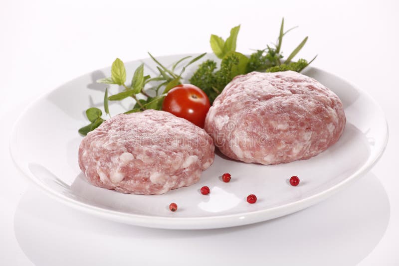 Gehacktes rohes Fleisch stockfoto. Bild von nahrung, fleischklöschen ...