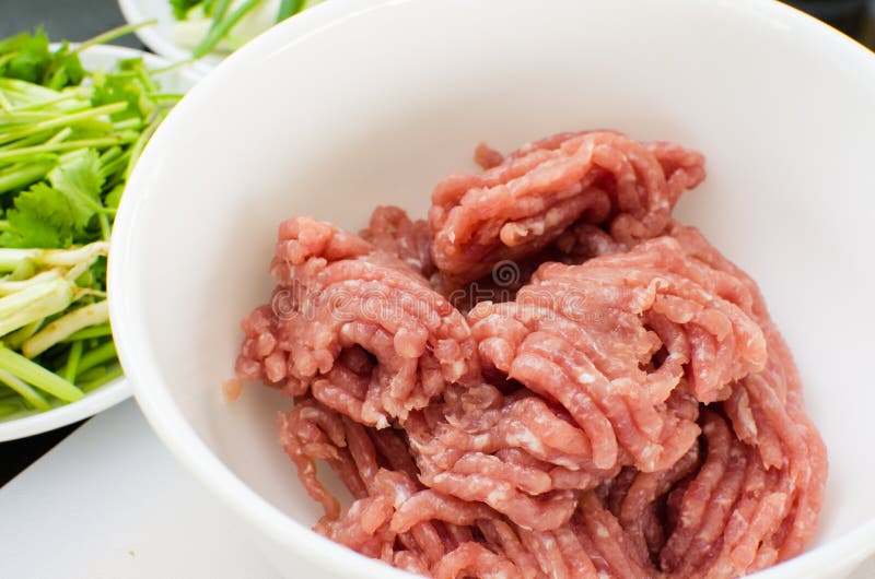 Gehacktes Fleisch stockfoto. Bild von hamburger, petersilie - 20858028