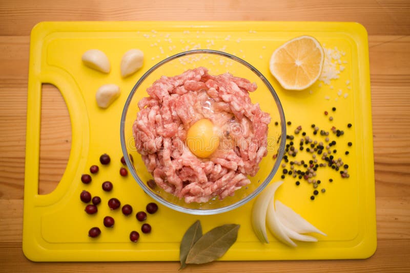 Gehakt in Kom Met Kruiden En Ei Stock Foto - Image of boete ...