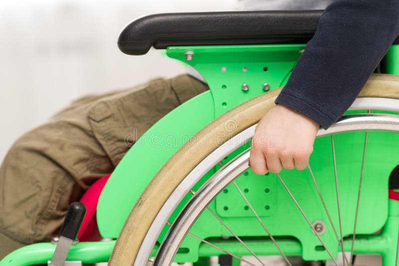 Gehandicapt Kind Op Rolstoel Stock Afbeelding - Image of walsen ...