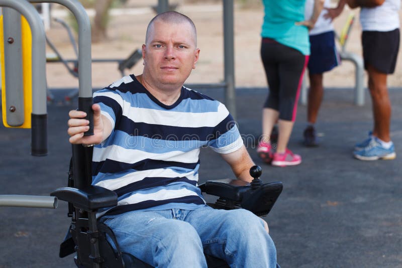 Gehandicapte Mannelijke Kunstenaar in Rolstoel Het Schilderen Op Een ...