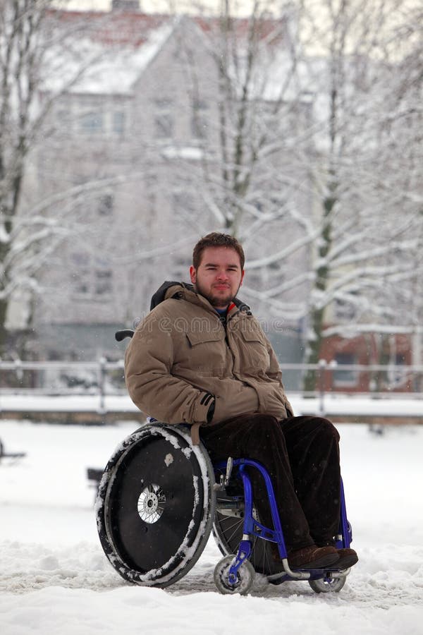 Gehandicapte Jonge Mens Op Het Kantoor Stock Afbeelding - Image of ...