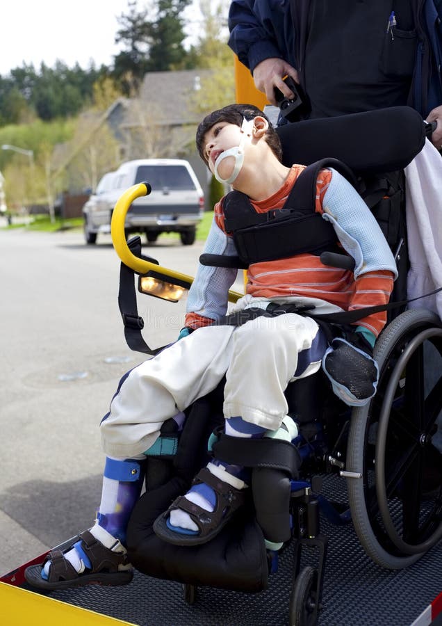 Gehandicapte Kleuter in Rolstoel Op Speelplaats Bij Reces Stock ...