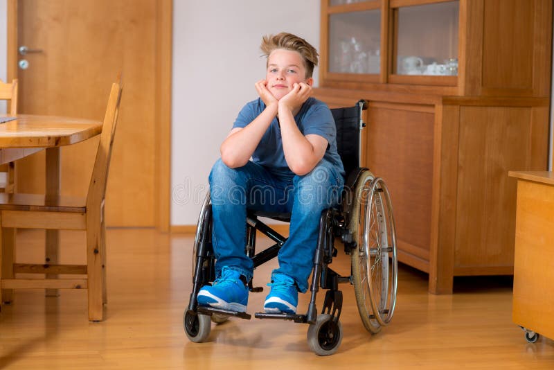 Gehandicapte Jongen in Rolstoel Stock Foto - Image of droevig ...