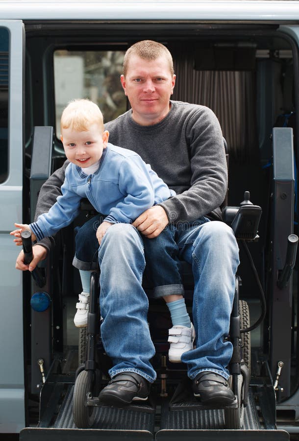 Gehandicapte Mensen Met Zoon Op Rolstoellift Stock Foto - Image of auto ...