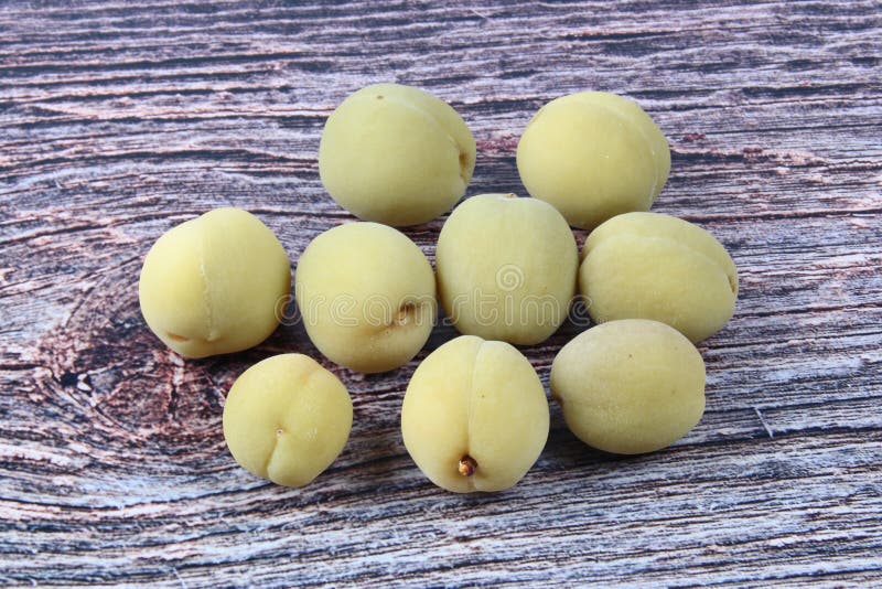 Thaise Perzik, Fruit in Het Gele Roze Groeien in Noordelijk Thailand ...