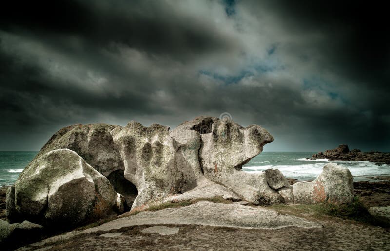 Rotsen Op Kust Van Het Graniet Van Bretagne De Roze in Frankrijk Stock ...