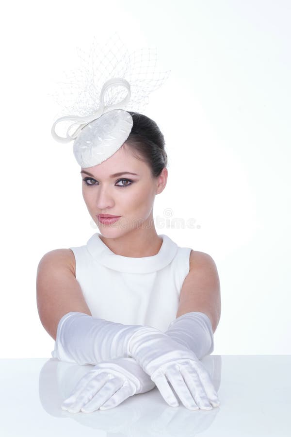 Geheimzinnige Vrouw in Elegante Witte Hoed En Glowes Stock Foto - Image ...