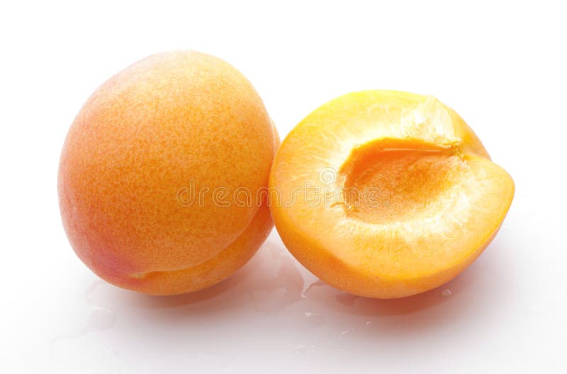 Abrikoos stock afbeelding. Image of geïsoleerd, half - 42203165
