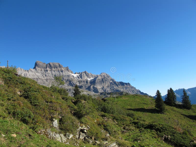Gehen in die Berge stockbild. Bild von berge, berg, wandern - 21144787