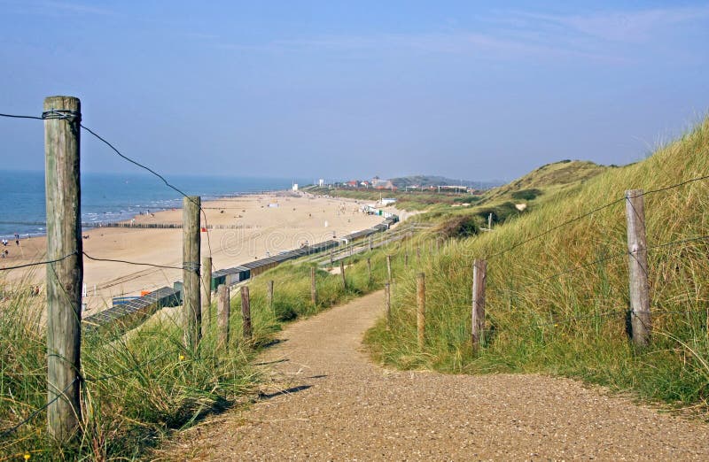 Gehen durch die Dünen stockfoto. Bild von gehen, holland - 3548896