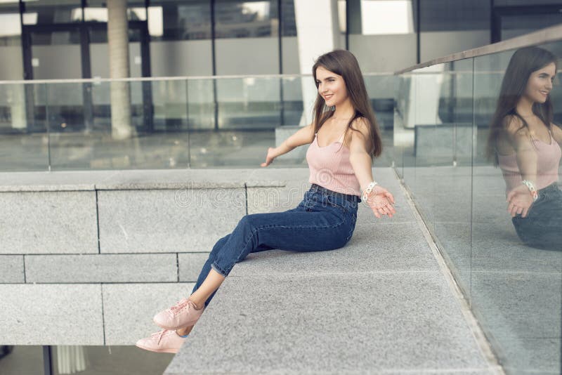 Gehen Sie Mit Einer Stilvollen Blondine in Der Stadt Stockbild - Bild ...