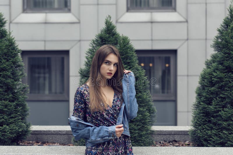 Gehen Sie Mit Einer Stilvollen Blondine in Der Stadt Stockbild - Bild ...