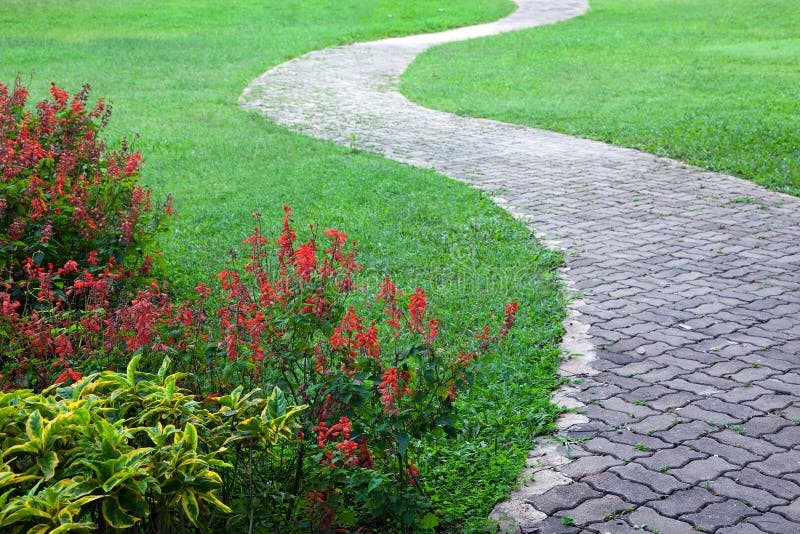 Rasen und Gehweg stockbild. Bild von gardening, ziegelstein - 45341873