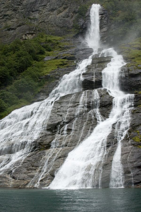 Geiranger Fjordwasserfall stockfoto. Bild von wasserfall - 4053900