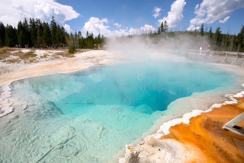 Geiser in gele steen np stock afbeelding. Image of geologisch - 16273745