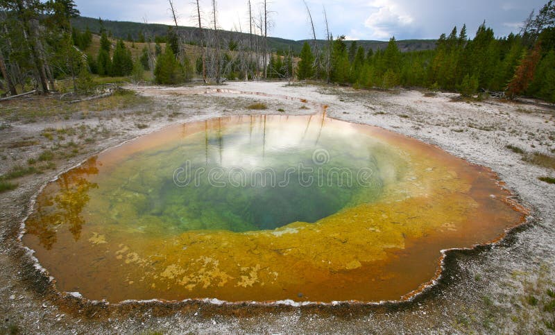 Geiser in gele steen np stock afbeelding. Image of heet - 16275883