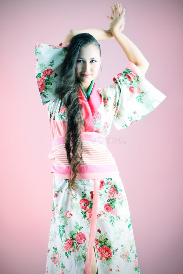 Geisha di Dancing immagine stock. Immagine di donna, ritratto - 12450137