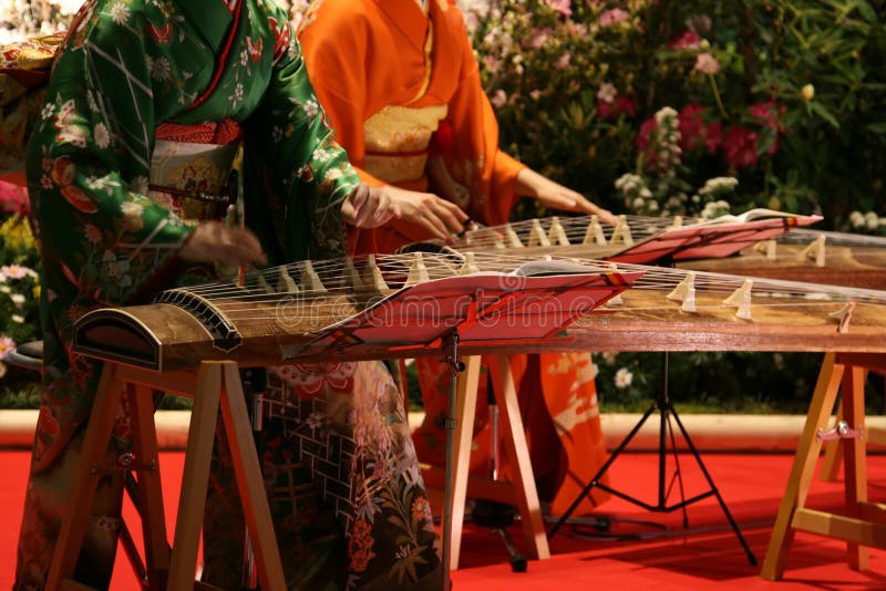 Geisha playing cithar stock image. Image of strings, kimono - 8367975
