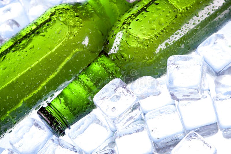 Gekühltes Bier im Eis! stockbild. Bild von luftblasen - 15632043