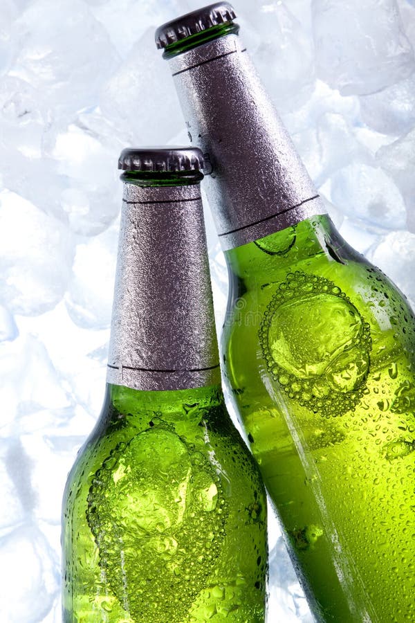 Gekühltes Bier im Eis! stockbild. Bild von nahaufnahme - 15632043