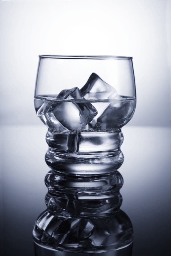 Gekühltes Glas Wasser Mit Eis-Würfeln Stockfoto - Bild von kalt, frisch ...