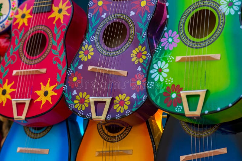 Gekleurde Gitaren stock foto. Afbeelding bestaande uit vastgeklemd ...